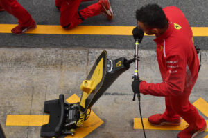 F1 pit crew: what each member does during a Formula 1 pit stop