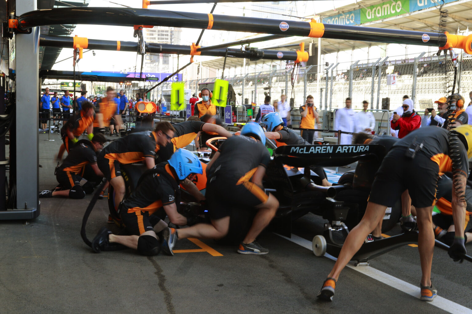 F1 pit crew: what each member does during a Formula 1 pit stop